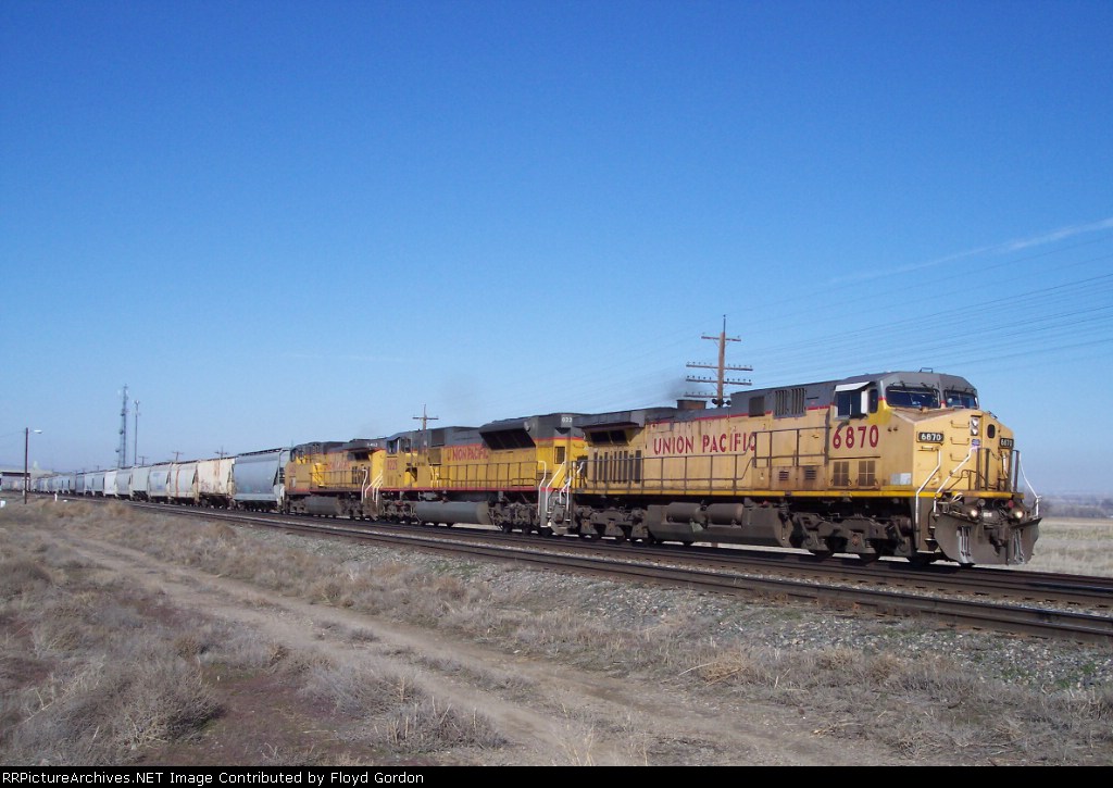 UP 6870 leads eastbound empty soda ash train